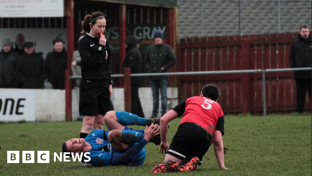 All-women team first to referee men's final in Ruthin - BBC News