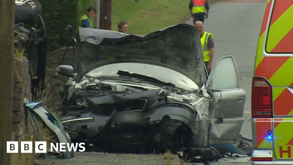 A499 Gwynedd car crash leaves three in hospital - BBC News