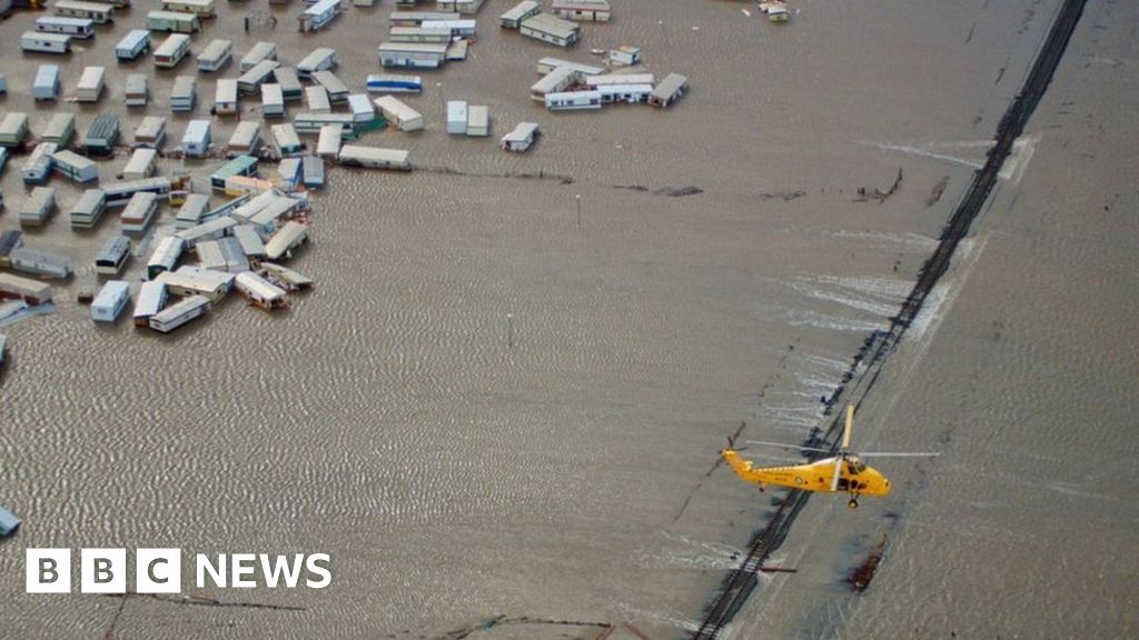 Flooding: Looking back on the 1990 Towyn devastation - BBC News
