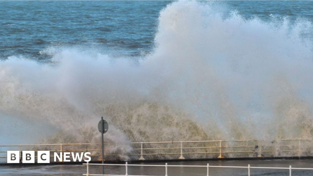 Storm Brendan: Wales takes a battering from winds and waves - BBC News