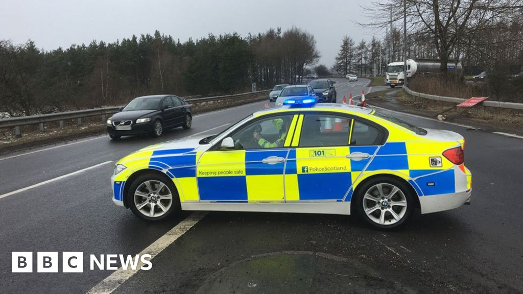Police name men who died in M9 crash near Plean - BBC News