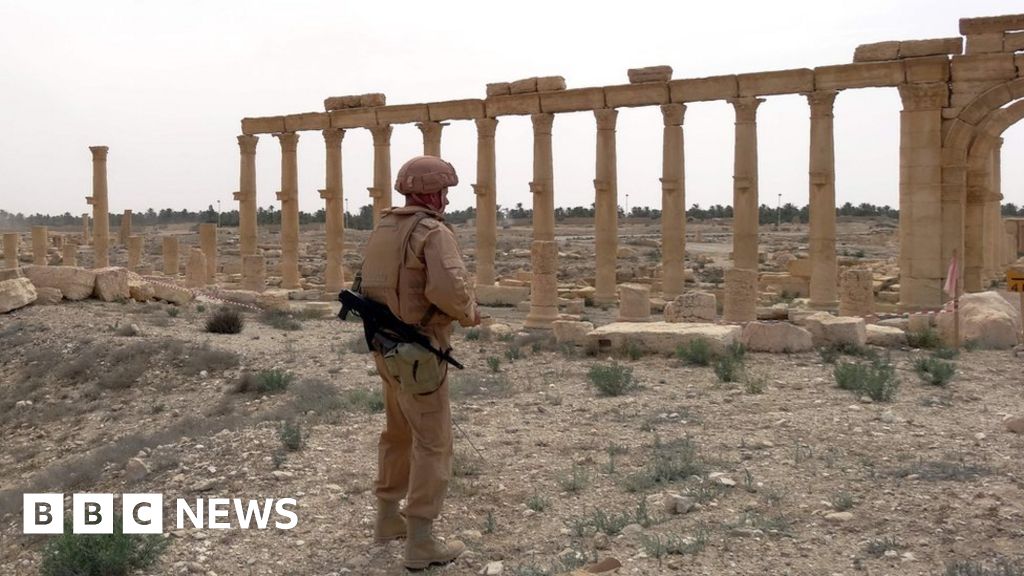 Syria conflict: Body of Russian 'hero' flown home - BBC News