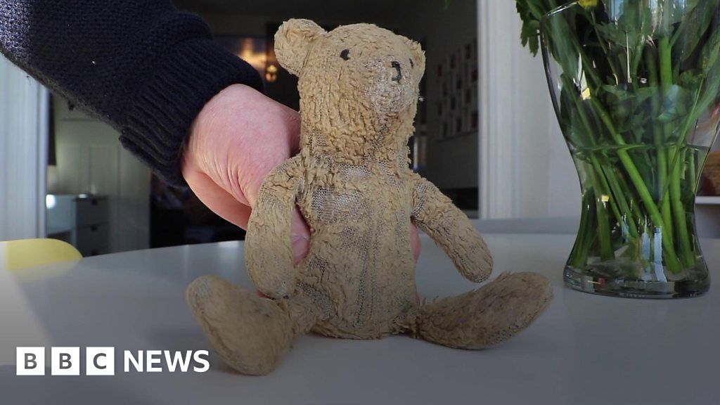 Couple hopes to find lost teddy's owner after 26 years - BBC News