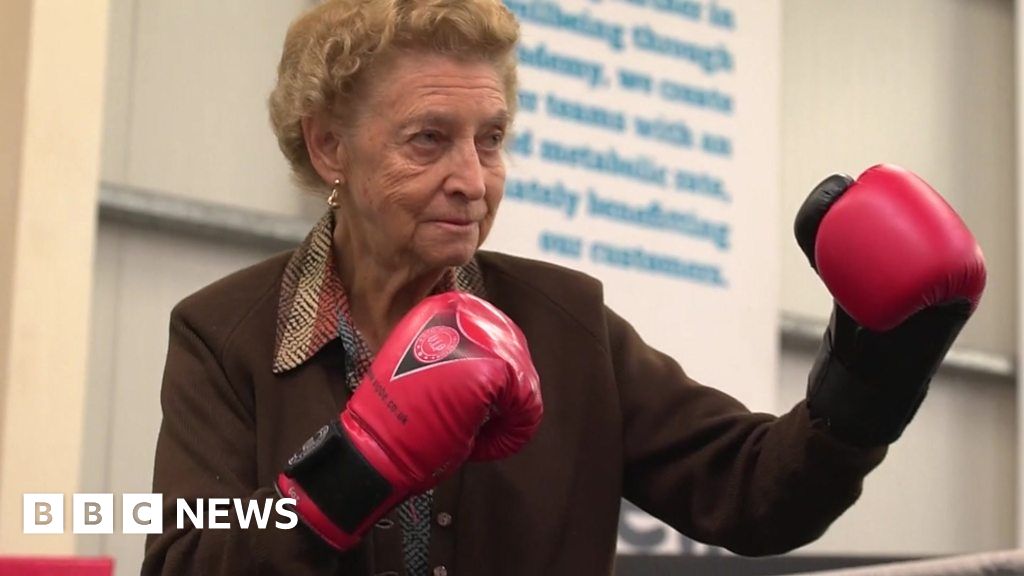 Barbara Buttrick: The woman who boxed to the top - BBC News