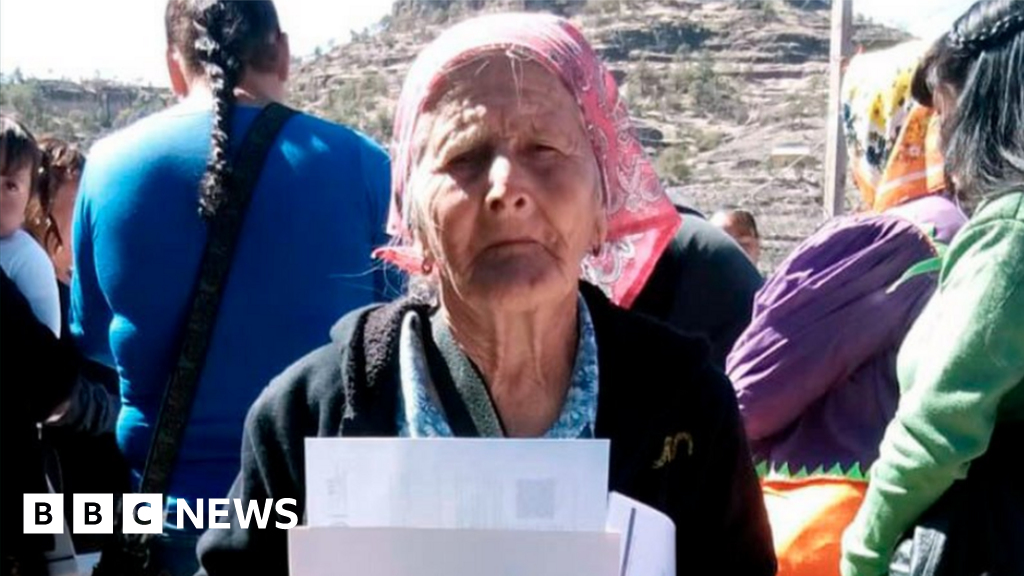 Mexican octogenarian finishes primary school - BBC News