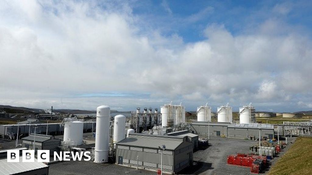 Total's boss says North Sea oil and gas 'has a future' - BBC News