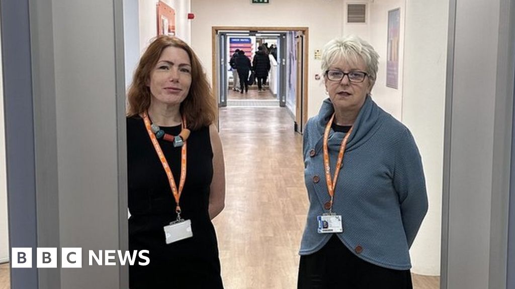 Milton Keynes College students 'feel safer' with knife arches - BBC News