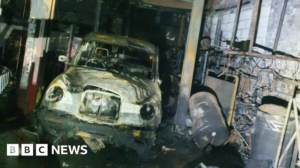 Seven fire engines tackle Birmingham vehicle workshop blaze - BBC News
