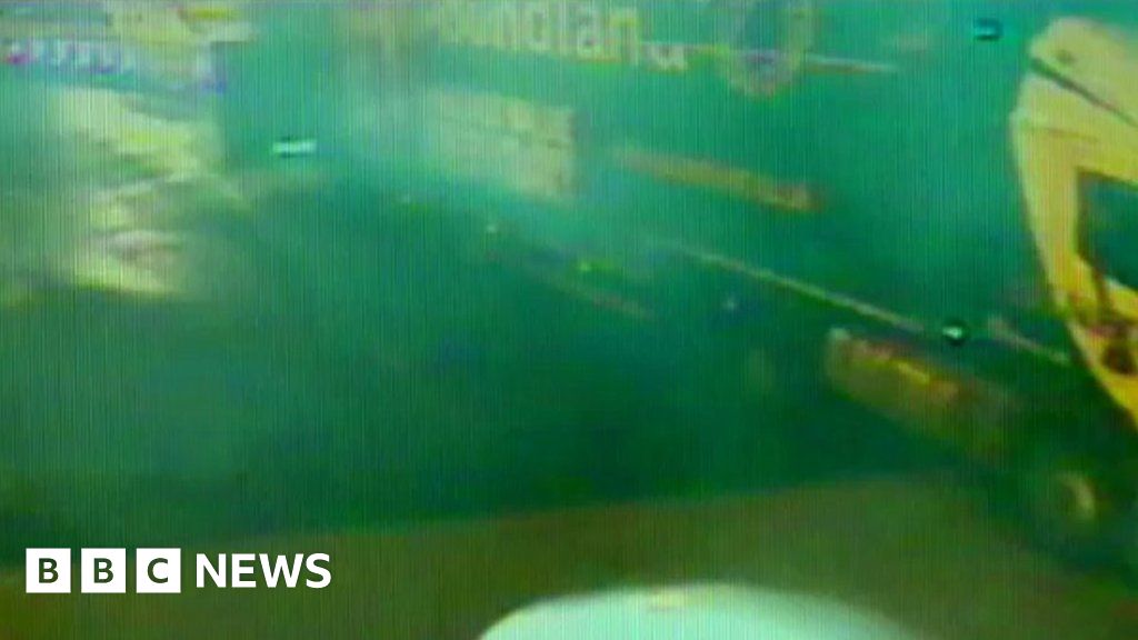 CCTV shows runaway lorry hitting Derry shopping centre - BBC News