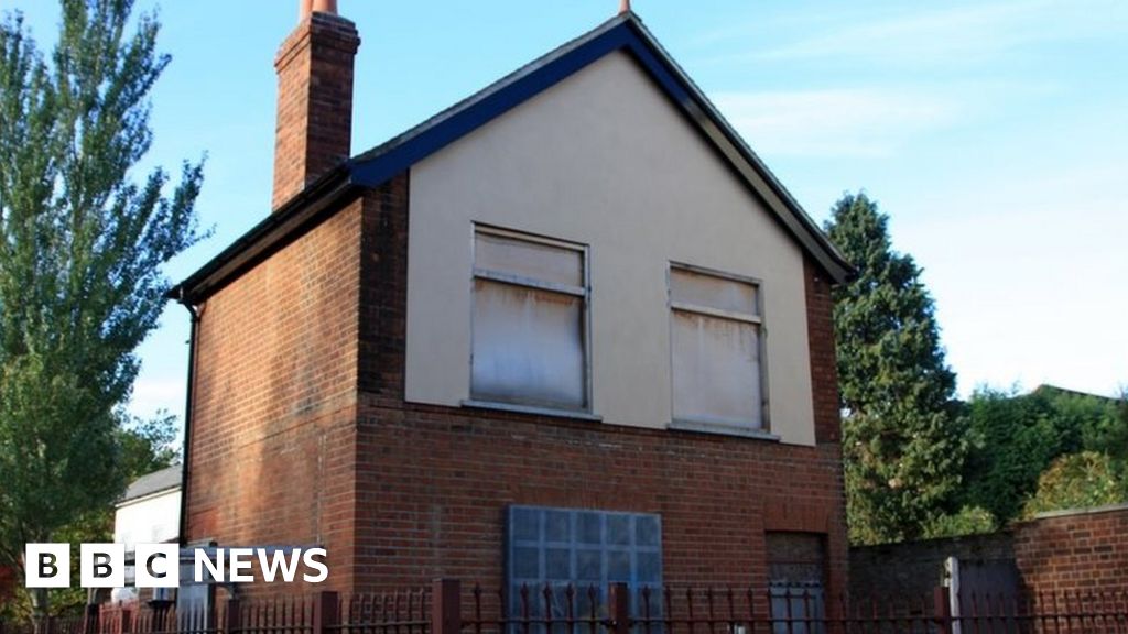 More than 11,000 UK homes empty for 10 years - BBC News