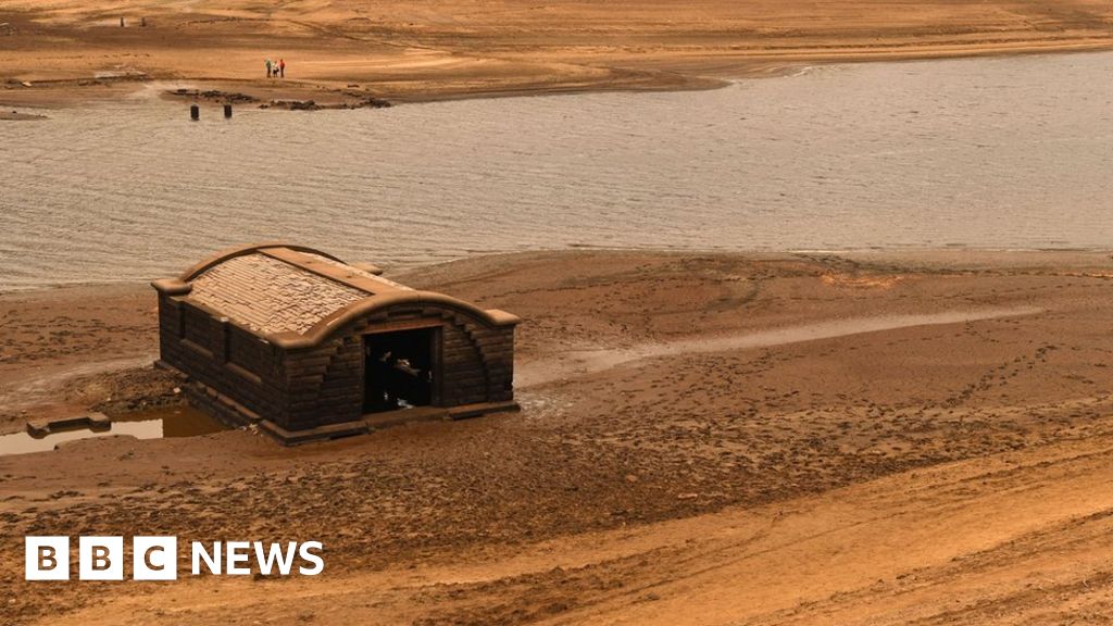 Ladybower Reservoir's low water levels reveal abandoned village - BBC News