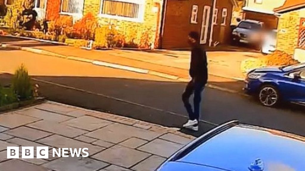 Lancashire fake police officer scam: Man on CCTV image sought - BBC News