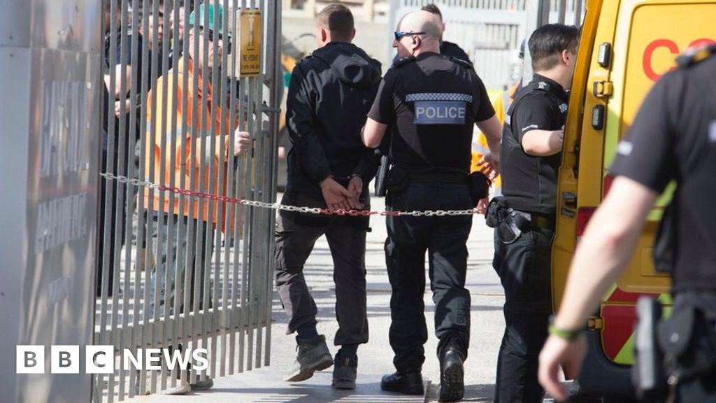 Worthing immigration raid: Seventeen held on building site - BBC News