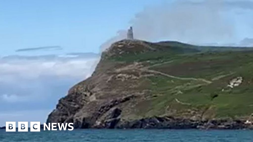 Light aircraft crashed into Isle of Man cliffside, police say - BBC News