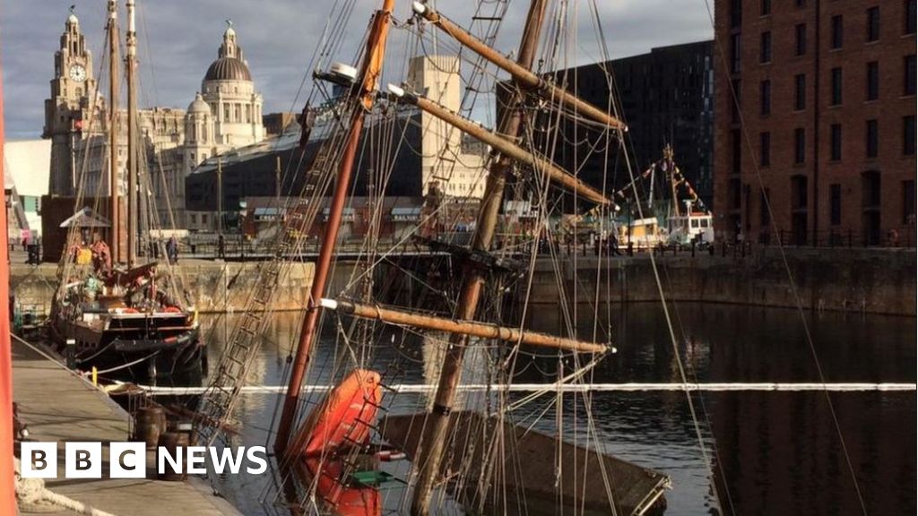 Historic tall ship sinks in Liverpool's Albert Dock - BBC News