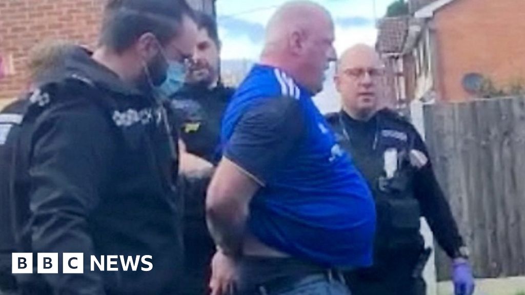 Footage captures speed camera 'mooning' arrest - BBC News