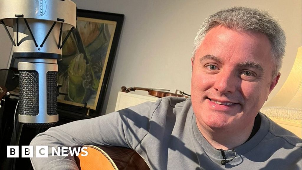 Parkinson's diagnosis motivates musician to record with heroes - BBC News