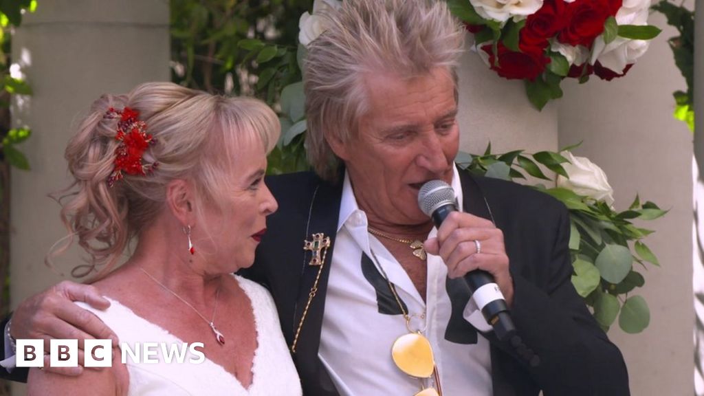 Rod Stewart surprises Liverpool couple at Las Vegas wedding - BBC News