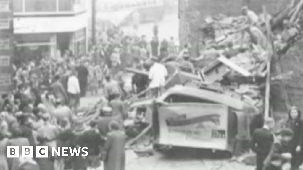 Bolsterstone Male Voice Choir remembers Holmfirth crash - BBC News