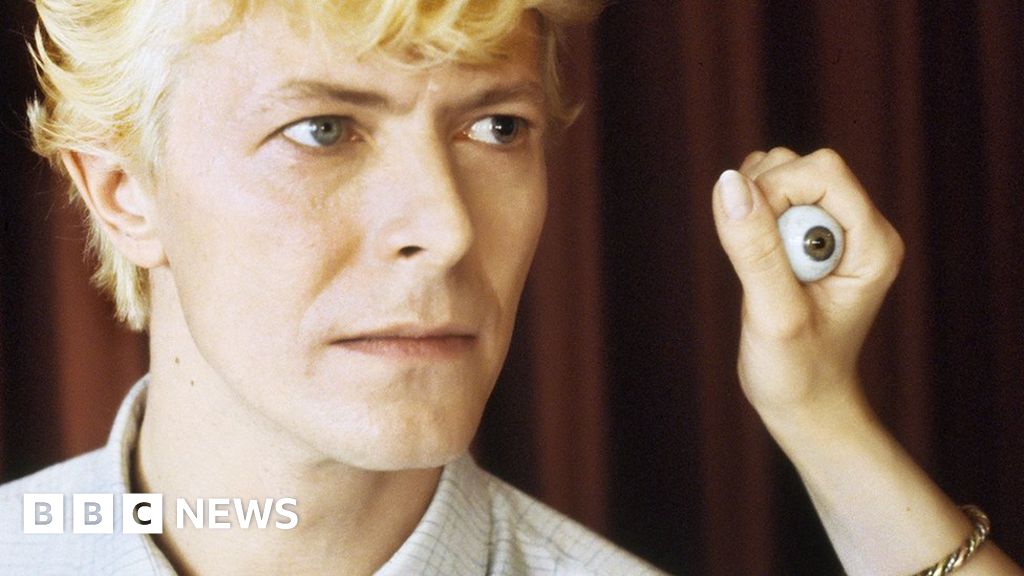 David Bowie: New photographs of singer released for tour - BBC News