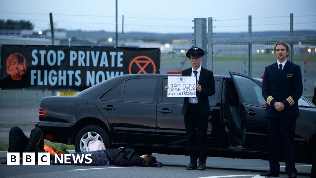 Farnborough Airport entrances blocked by protesters - BBC News