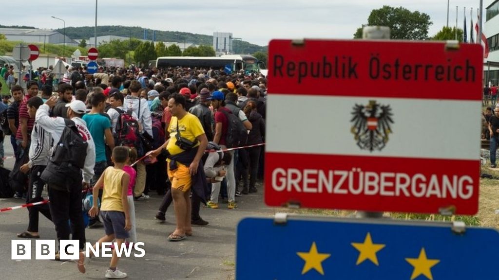Migrant crisis: Austria sees fresh influx - BBC News