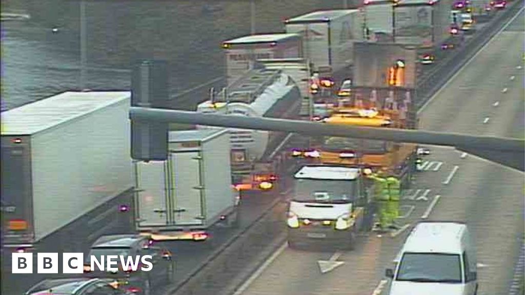 Man arrested after two-lorry crash on A40 near Monmouth - BBC News