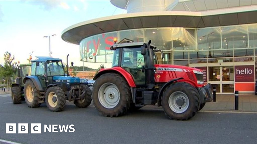 Farmers in Coleraine supermarket protests - BBC News