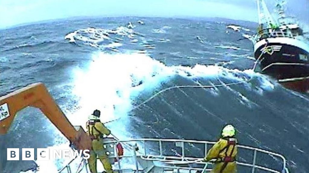 Thurso Lifeboat in nine-hour storm-hit rescue - BBC News