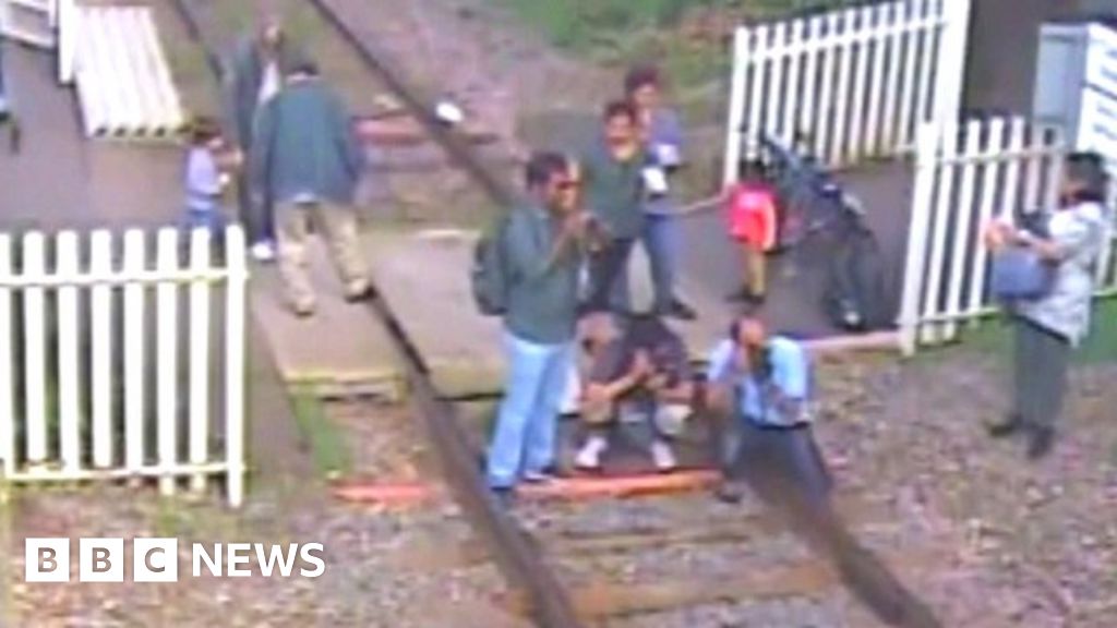 Network Rail: 'Crossings aren't playgrounds' - BBC News