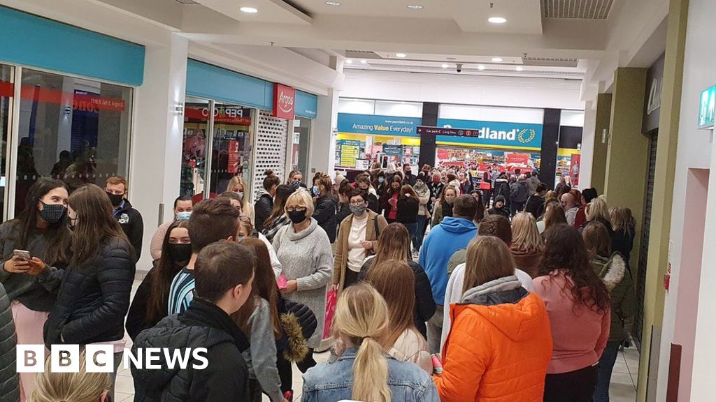 Covid-19: Abbey Centre and Primark get queue safety notices - BBC News