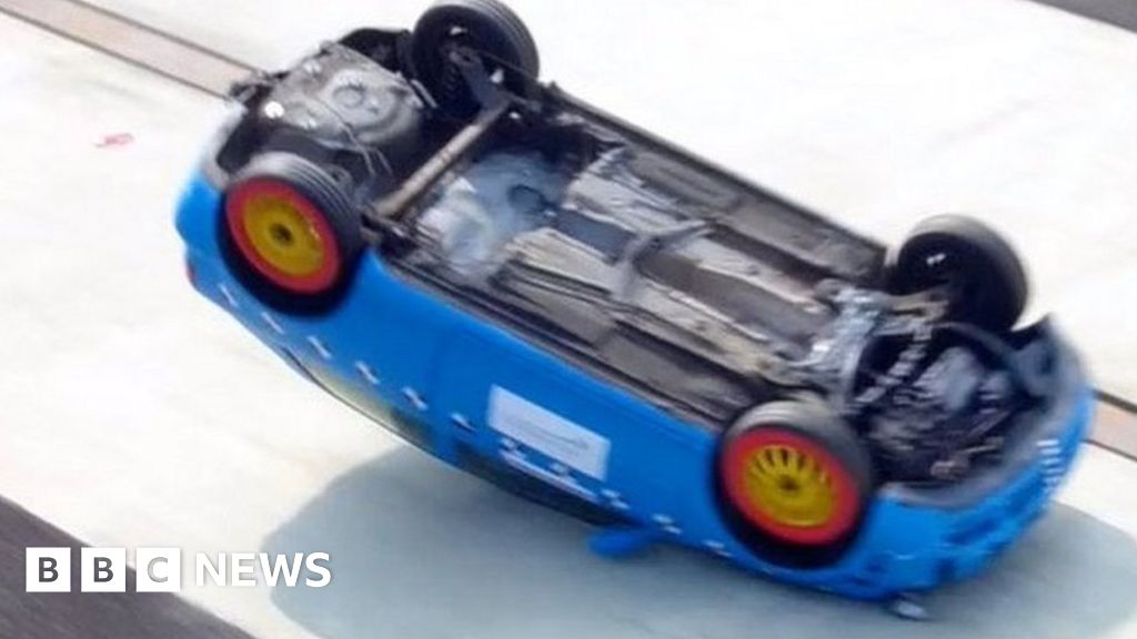 Car testing: How to perform a 'corkscrew' - BBC News