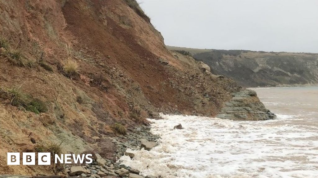 Cliff collapses on Jurassic Coast at Swanage - BBC News