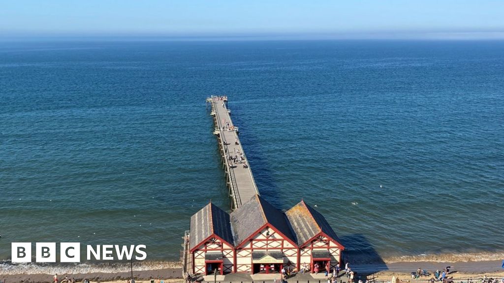 Saltburn: Girls on bodyboards rescued from being swept to sea - BBC News