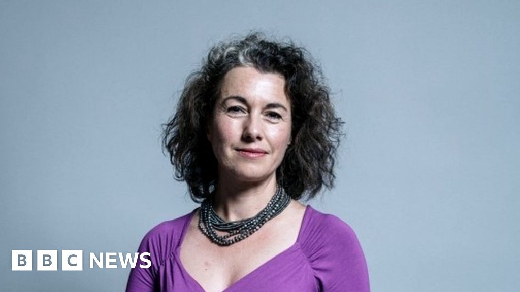 Sarah Champion quits Labour front bench over rape article - BBC News