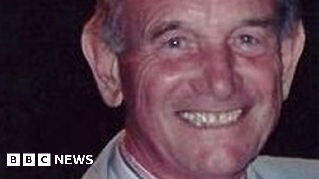 Tunisia beach attack: David Thompson, 80, from Tadley killed - BBC News
