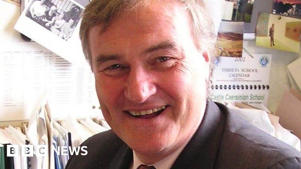 Mick Bates: Former Welsh Liberal Democrat AM dies aged 74 - BBC News