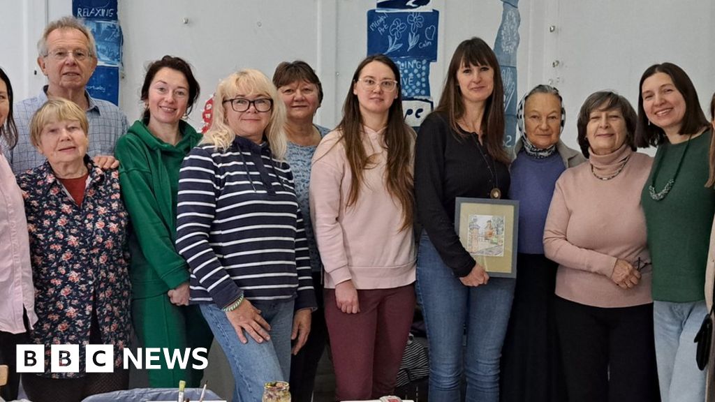 Farnham: Gallery marks two years since Ukraine war began - BBC News