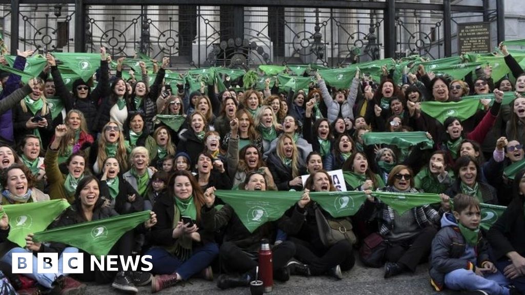 Argentina lawmakers gather for key abortion vote - BBC News
