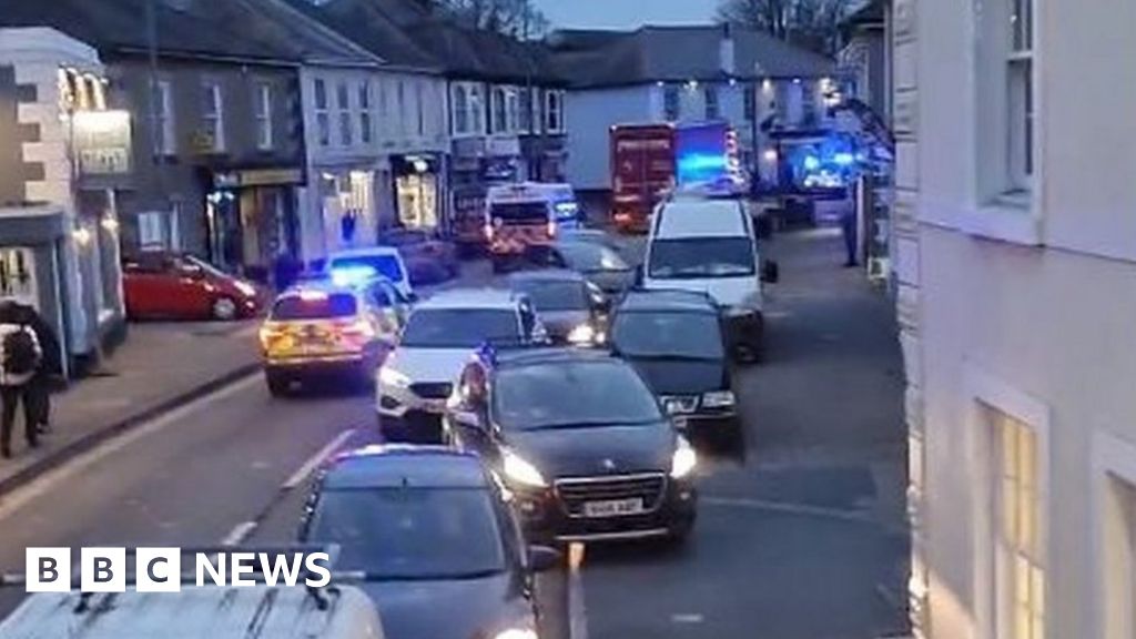 Hayle crash: Woman, 19, dies in hospital - BBC News