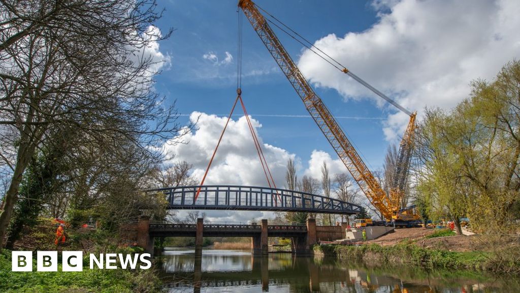 Leicester's bike-friendly footbridge hoisted into place by huge crane ...
