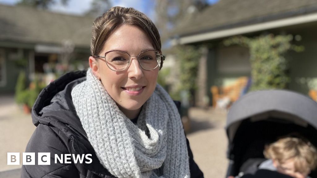 Sandringham visitors react to Kate cancer news - BBC News