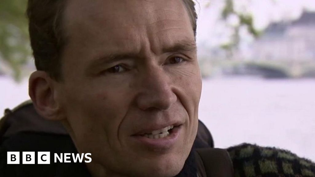 Brexit: Professor walks 500 miles from Germany to London - BBC News