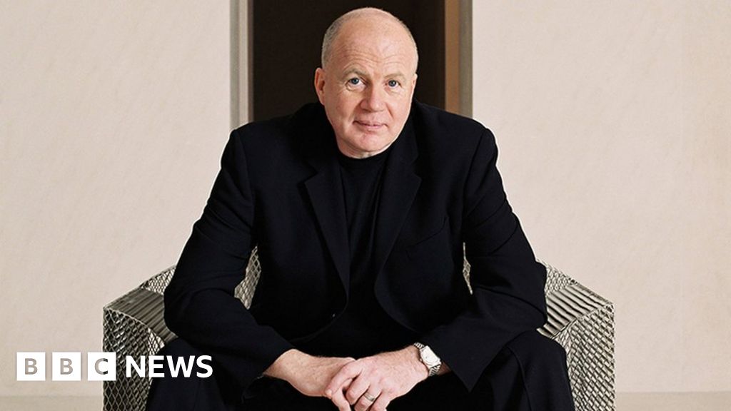 Saatchi boss Kevin Roberts disciplined over gender comments - BBC News