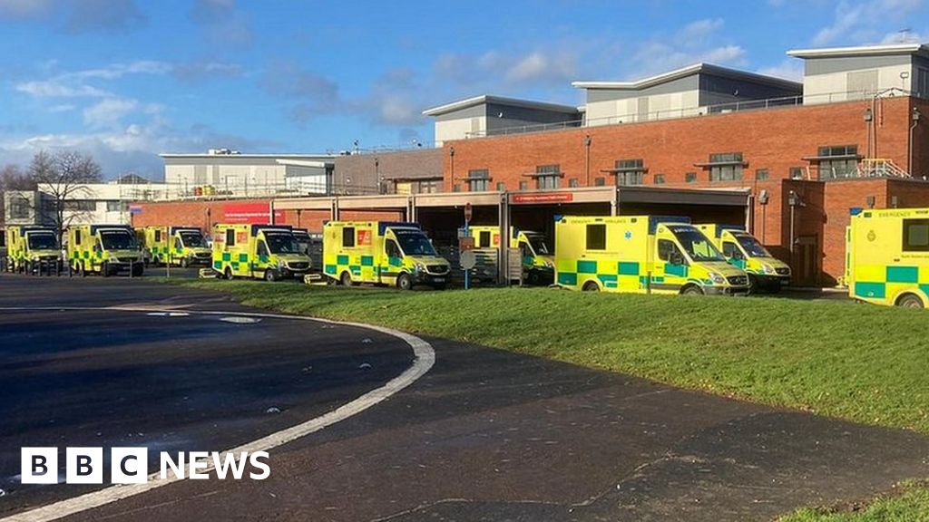 Ambulance handover delays: Hospitals blame 'delayed discharges' - BBC News