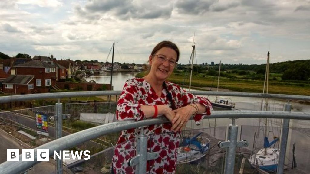 Rowhedge builds 'community' by giving their things away - BBC News