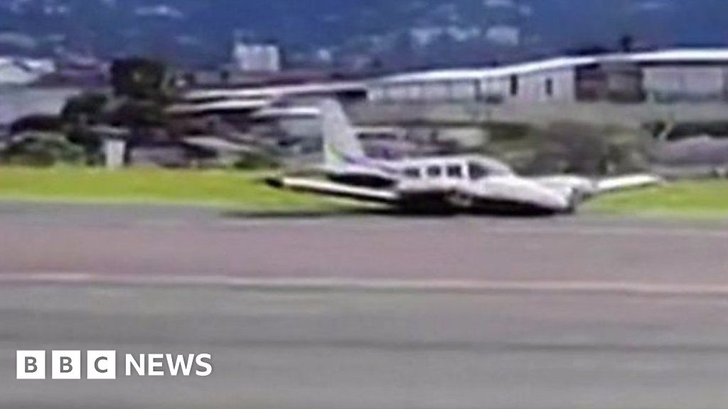 Plane spins on runway during emergency landing in Costa Rica - BBC News