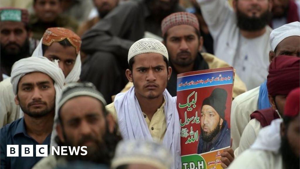Pakistan Islamist protesters end four-day blasphemy protest - BBC News