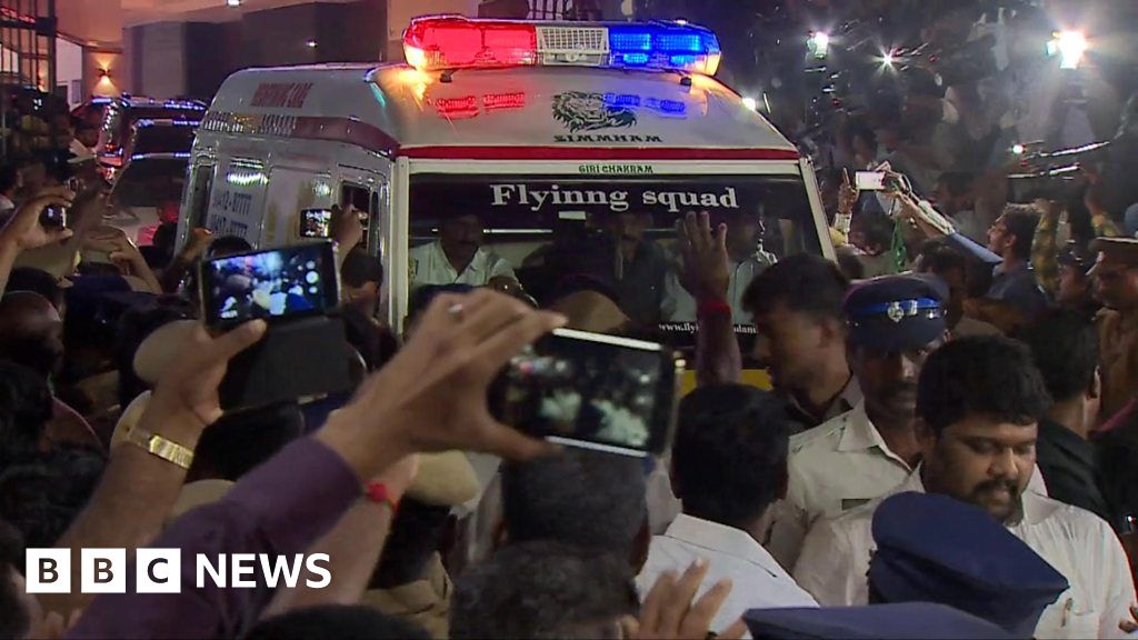 Scenes of grief after death of India's 'iron lady' Jayalalitha - BBC News