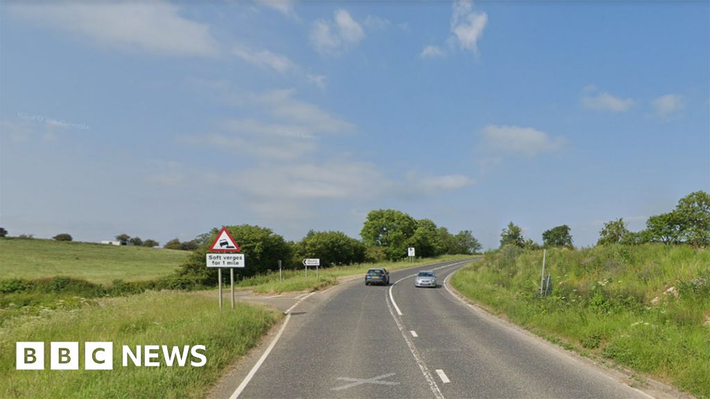 Man in his 70s killed in Lincolnshire two-car crash - BBC News